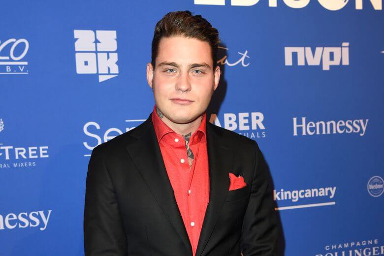 Douwe Bob vindt het moeilijk om vader te zijn van drie kinderen